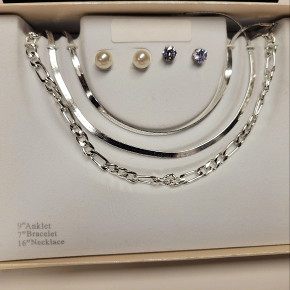 unbranded | Jewelry | Department Store Boxed Jewelry Set Earrings ...